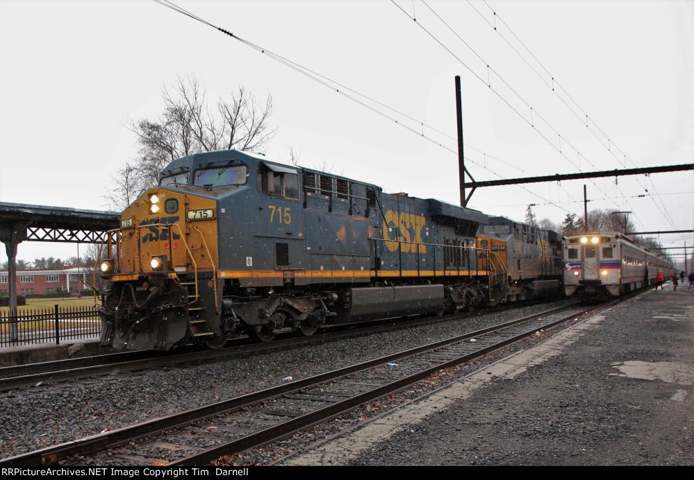 CSX 715 leads Q410